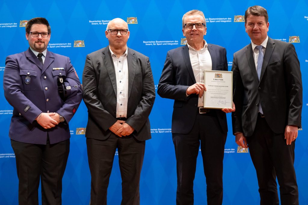 Neuberger mit der Auszeichnung als „Ehrenamtsfreundlicher Betrieb ...